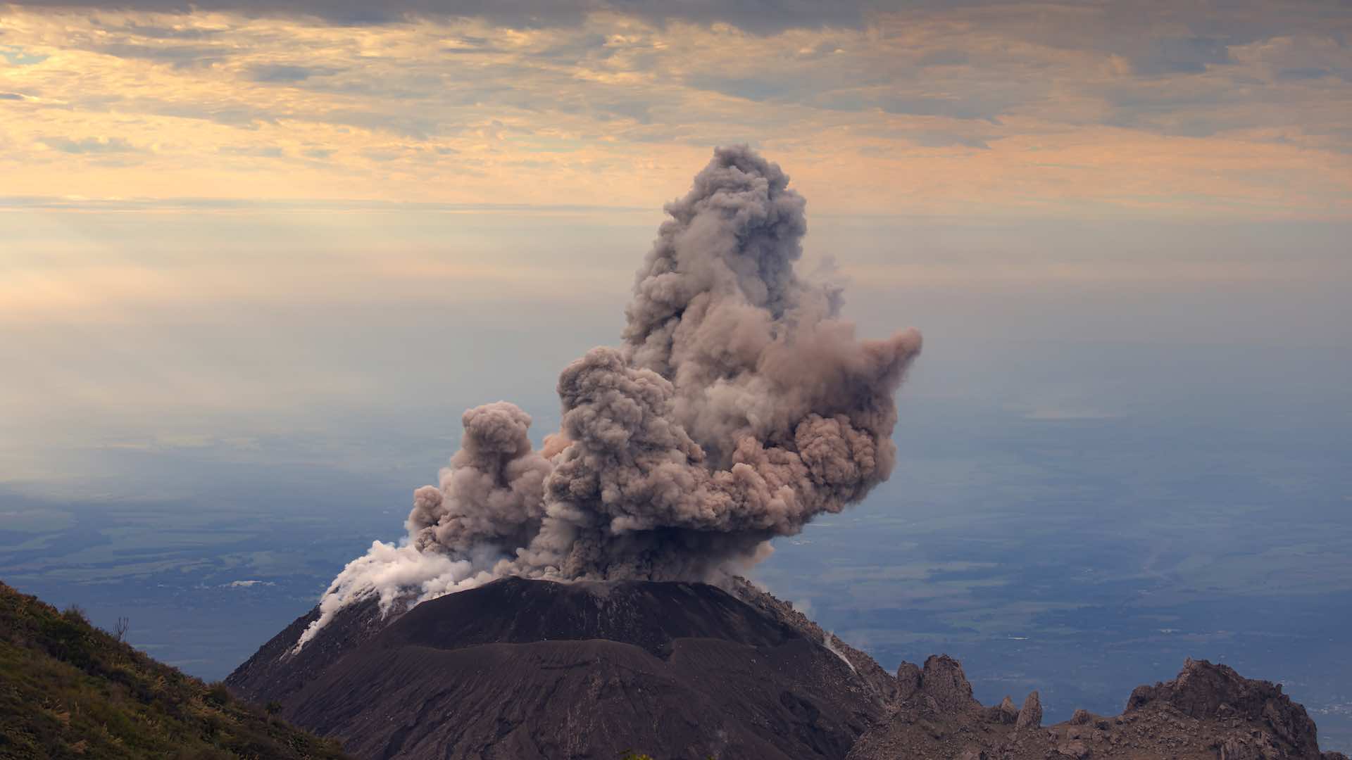 Mount Lewotobi Laki Laki volcano eruption disrupts travel - Sudani Star